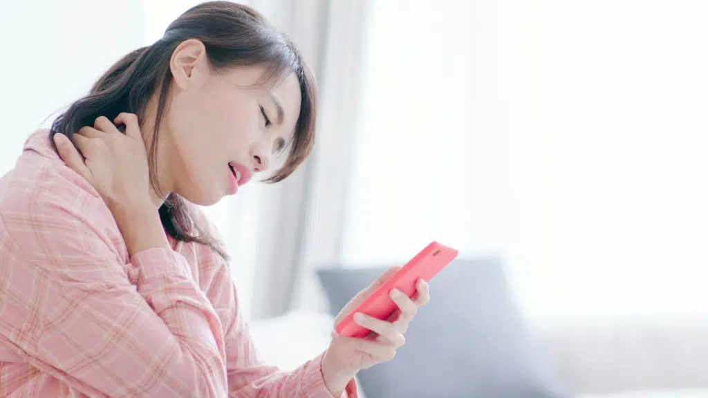 Texting Causing Neck Pain? Read This! | ME Physical Therapy